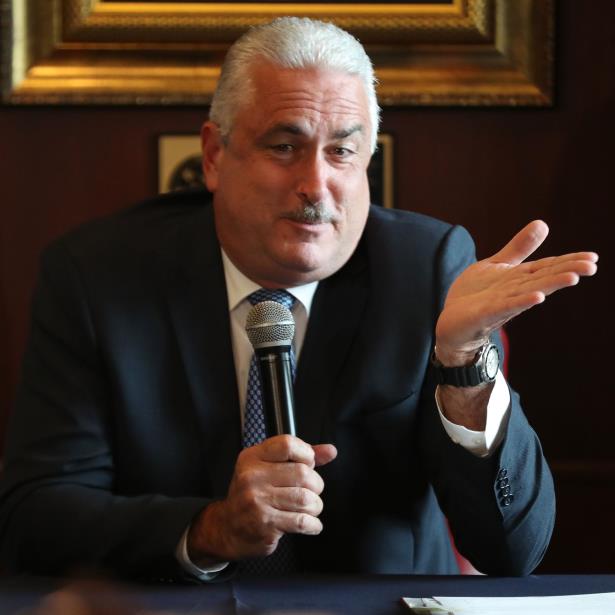 Thomas Rivera Schatz se lava las manos - Primera Hora